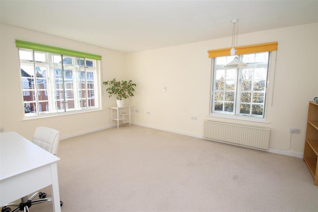 Everard Court, Palmers Green, London N13 2 bed flat for sale - £225,000