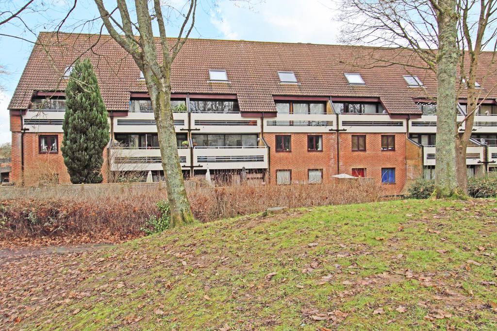Stuart Court, Kingsway Gardens, Andover, SP10 1 bed apartment for sale ...