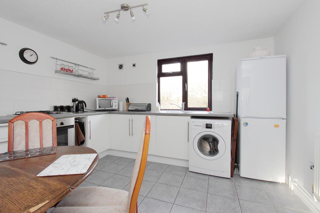 Stuart Court, Kingsway Gardens, Andover, SP10 1 bed apartment for sale ...