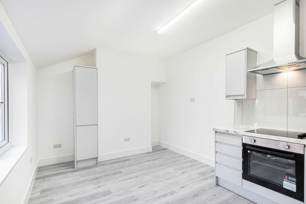 High Street Wanstead, E11 1 bed flat - £1,300 pcm (£300 pw)