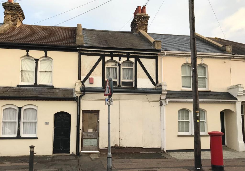 6 Park Road, Westcliff-on-Sea, Essex... 2 bed flat - £110,000