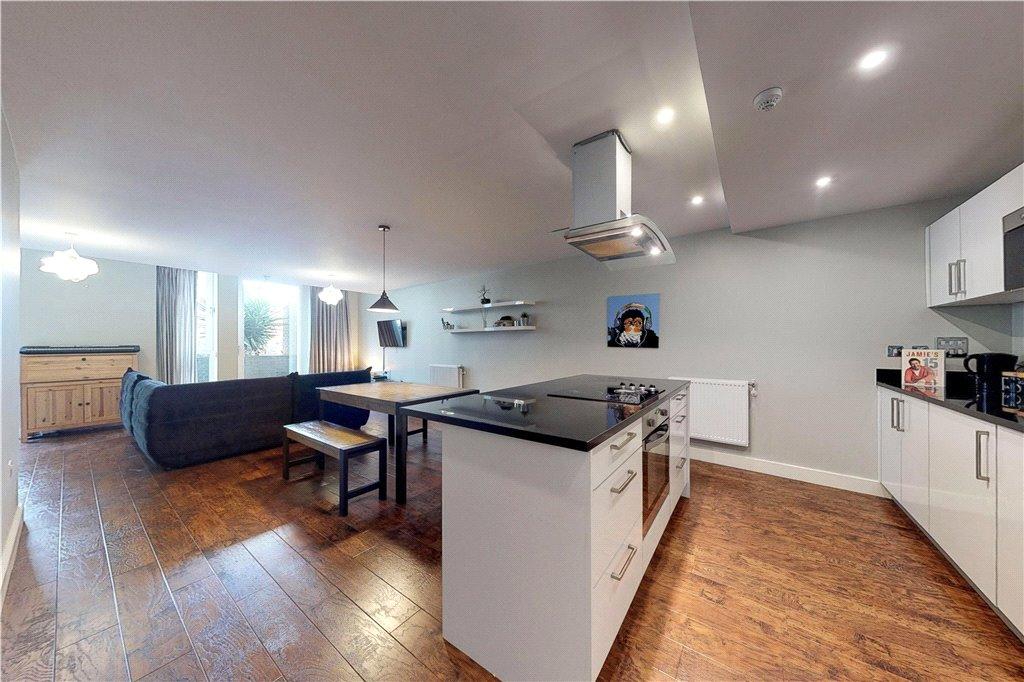 Roseberry Place, London, E8 3 bed apartment for sale - £895,000