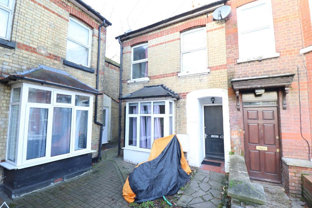 Grove Road, South Luton, Luton... 2 bed maisonette - £140,000