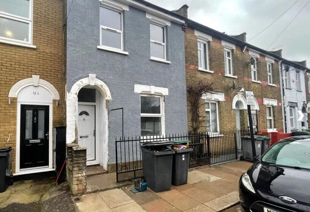 Baronet Grove, London 1 bed flat - £1,300 pcm (£300 pw)