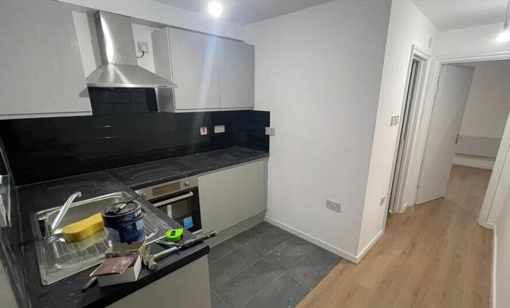 Baronet Grove, London 1 bed flat - £1,300 pcm (£300 pw)