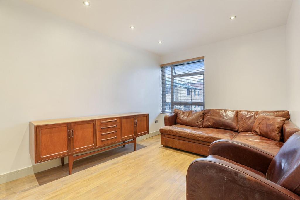 Grove Lane, London, SE5 8TW 1 bed flat - £1,600 pcm (£369 pw)