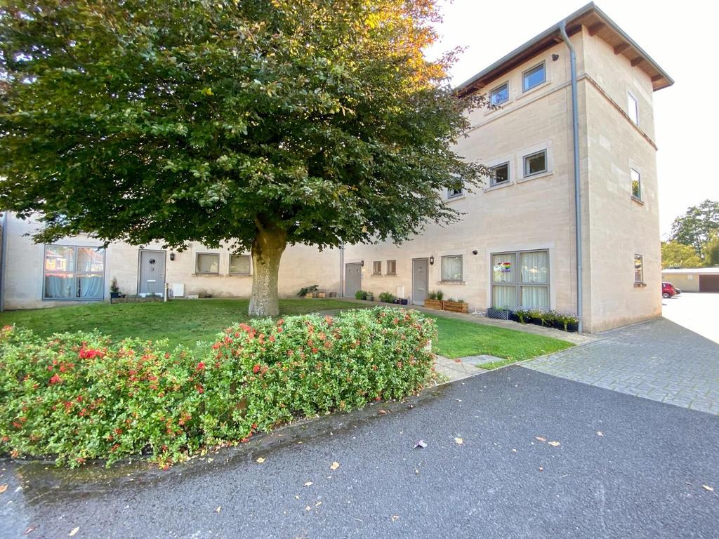 St Martins Court 4 bed property - £2,550 pcm (£588 pw)