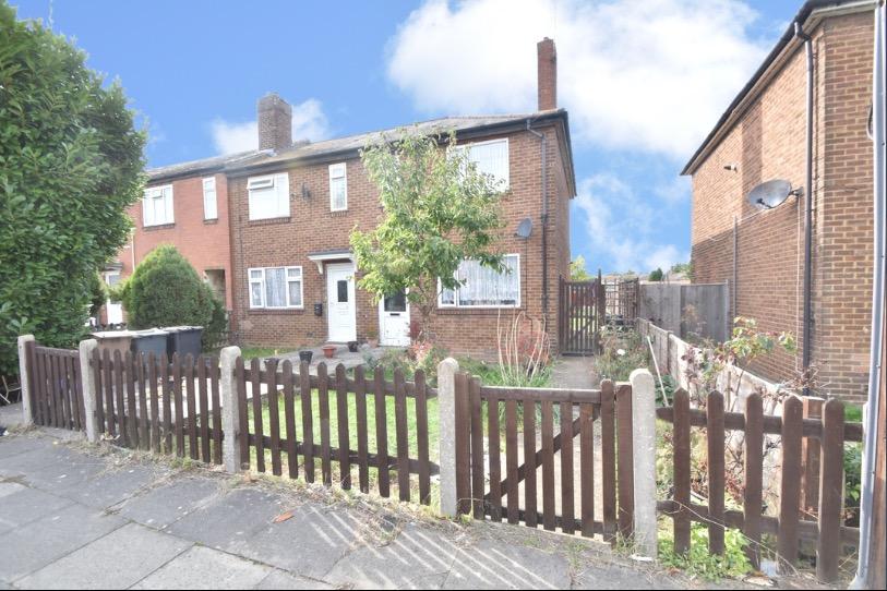 Solway Road North, Luton 2 bed end of terrace house - £270,000