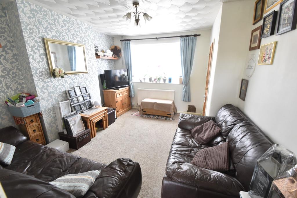 Solway Road North, Luton 2 bed end of terrace house - £270,000