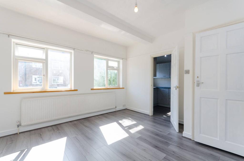 Chiltern Drive, Berrylands, Surbiton, KT5 1 bed flat - £240,000