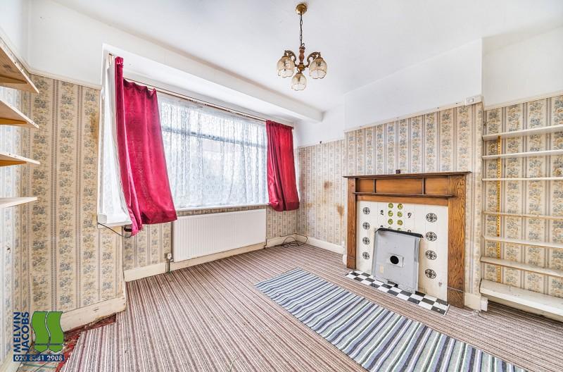 Gainsborough Gardens, Edgware, Greater London. HA8 5TA 3 bed end of ...