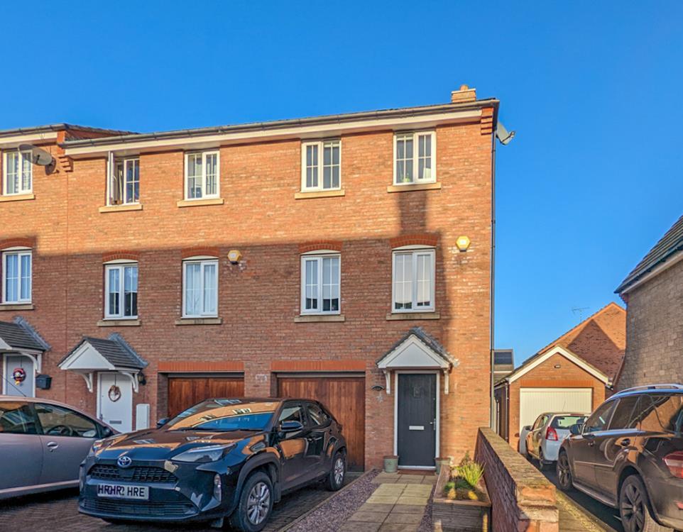 James Drive, Calverton 3 bed townhouse - £210,000