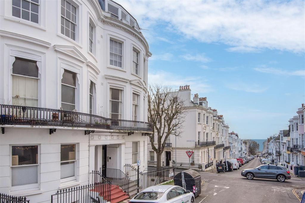 Belvedere Terrace, Brighton BN1 2 bed apartment - £1,700 pcm (£392 pw)