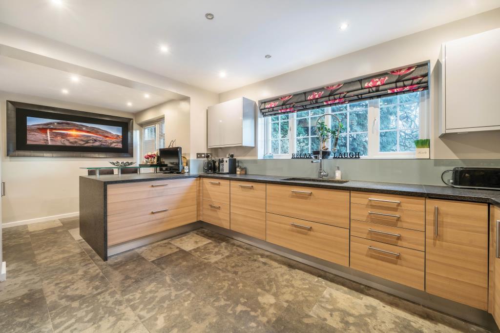 Camberley, Surrey, GU15 5 bed detached house - £5,500 pcm (£1,269 pw)