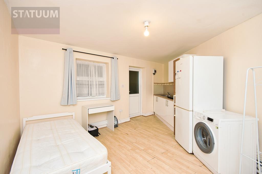 Beccles Drive, Upney, Barking, Essex... Studio - £975 pcm (£225 pw)
