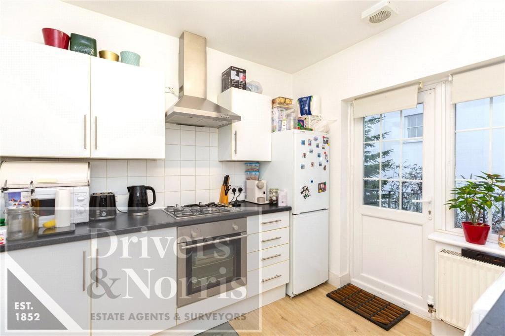 Torrington Park, North Finchley... 2 bed apartment - £1,841 pcm (£425 pw)