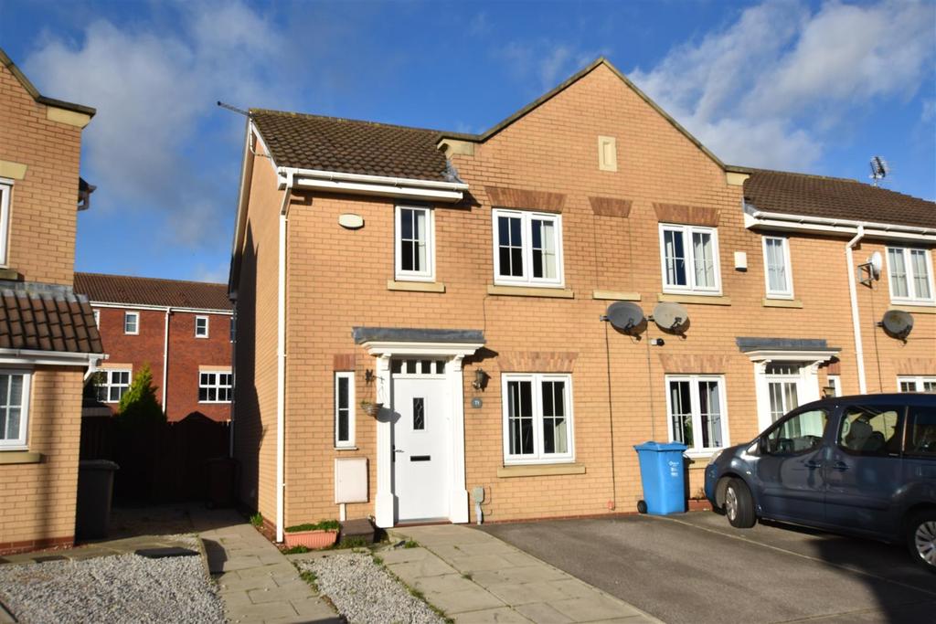 Acasta Way, Hull 3 bed end of terrace house - £750 pcm (£173 pw)