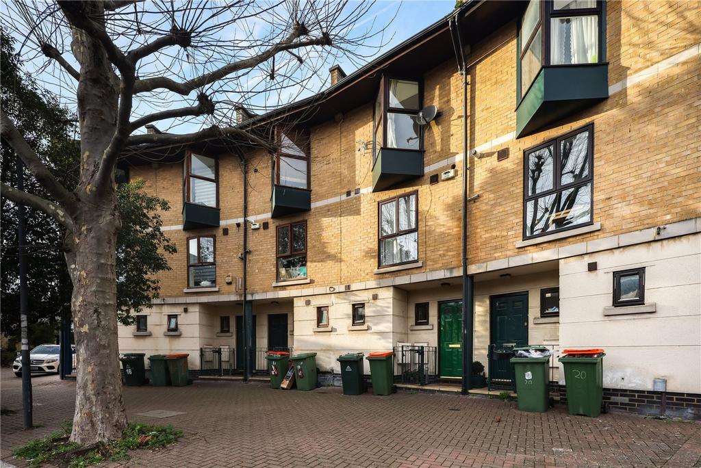 Gatcombe Road, Beckton, London, E16 4 bed terraced house - £2,150 pcm ...