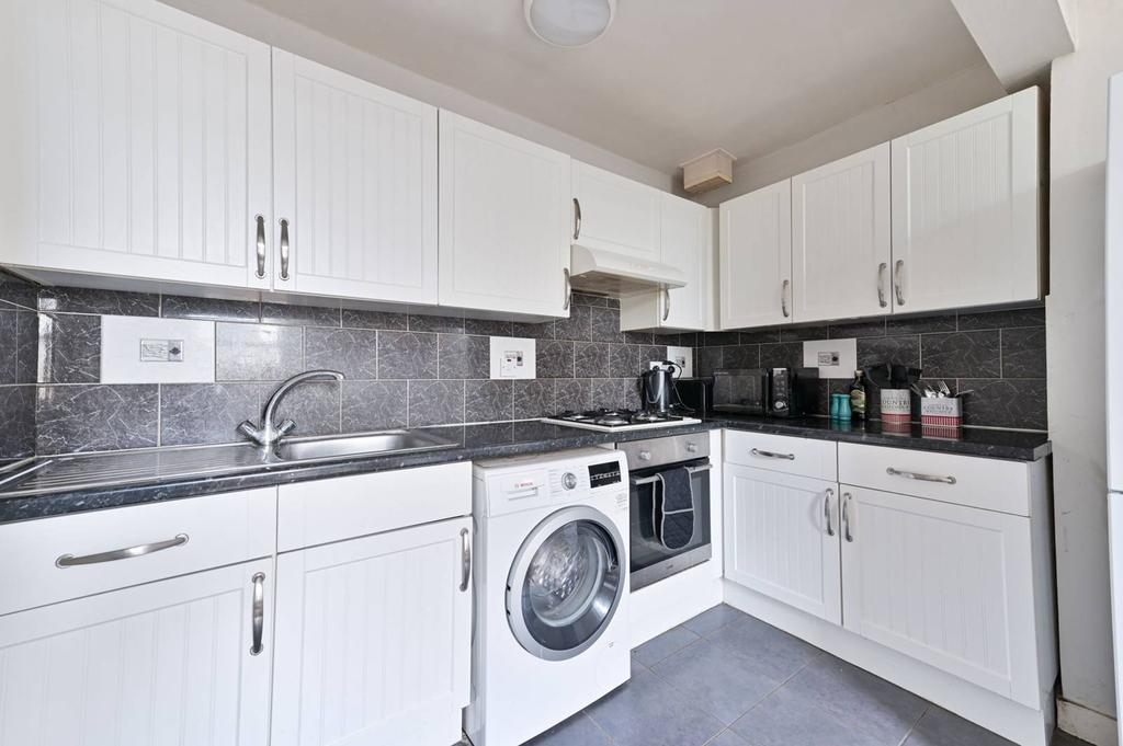 Queens Road, Peckham, London, SE15 2 bed flat - £2,600 pcm (£600 pw)