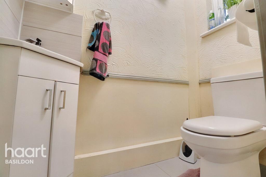 Porters, Basildon 4 bed link detached house - £425,000