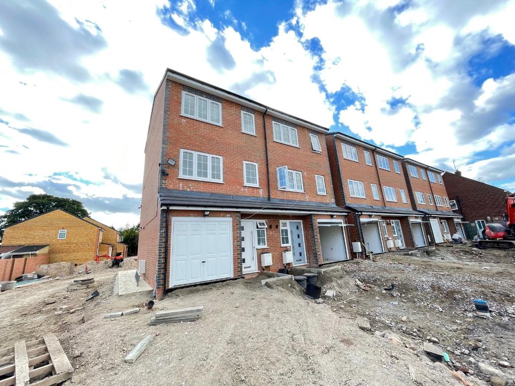 Wingate Road, Luton, Bedfordshire, LU4 3 bed townhouse - £350,000
