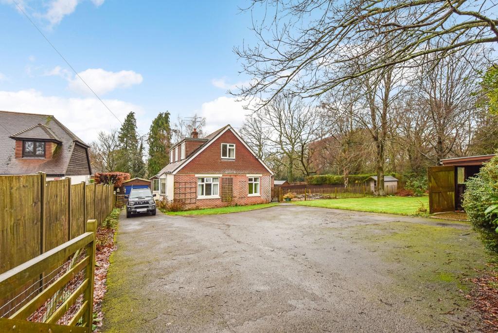 Windsor Road, Medstead, Alton, Hampshire 4 bed detached house - £615,000