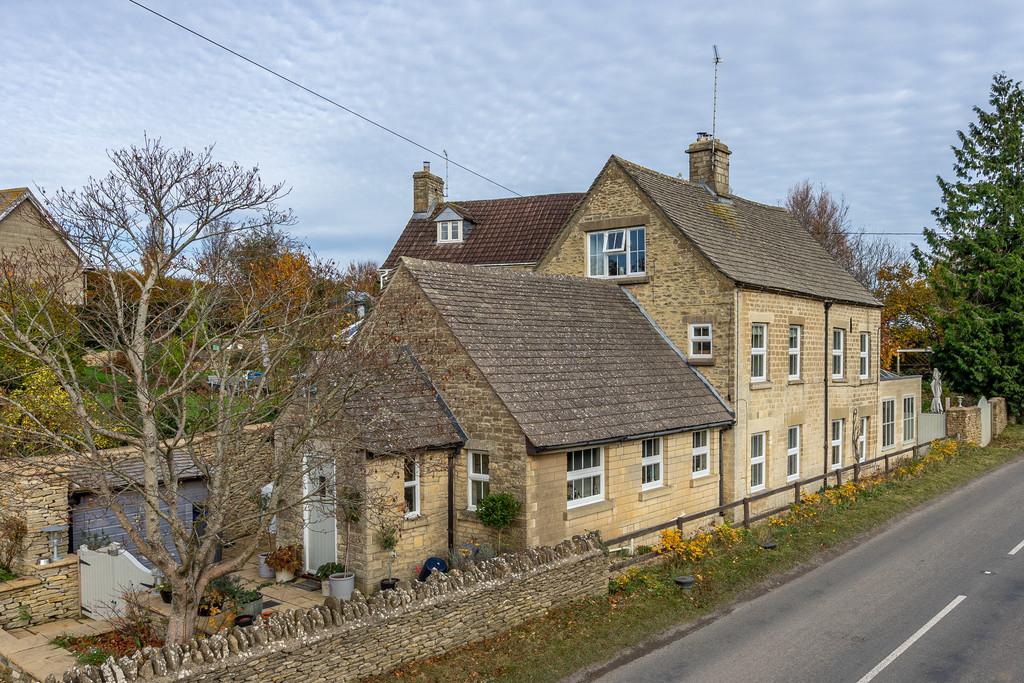 Sherston Road, Luckington 4 bed detached house - £2,800 pcm (£646 pw)