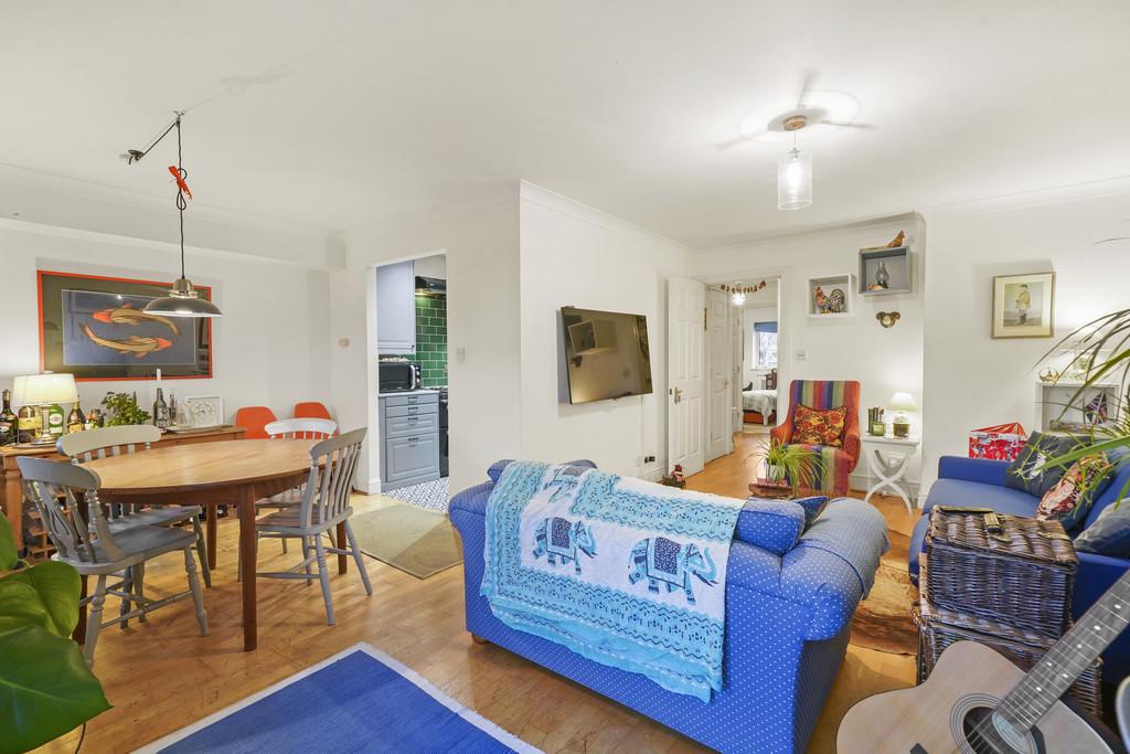 Grand Union Close, W9 2 bed flat - £2,500 pcm (£577 pw)