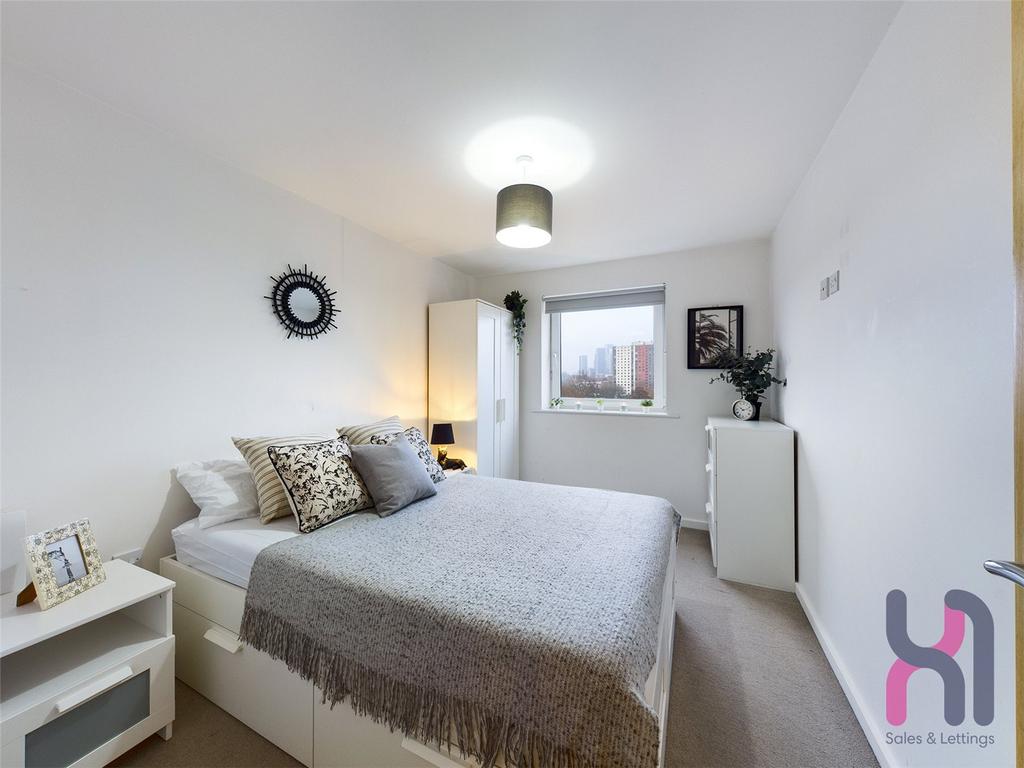 Spinner House, 1A Elmira Way... 1 bed flat - £1,000 pcm (£231 pw)