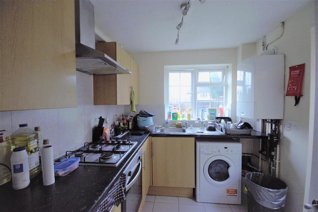 Southway, Guildford 5 bed semi-detached house - £2,800 pcm (£646 pw)