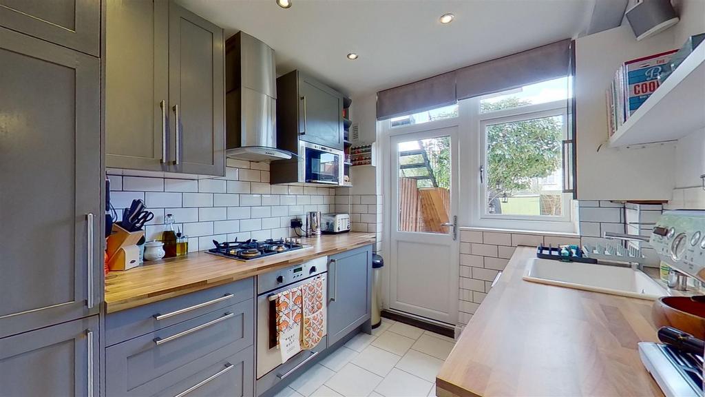 Godley Road, London 2 bed maisonette - £580,000