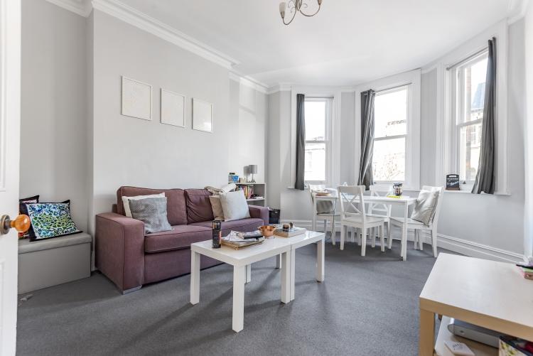 St. John's Hill London SW11 3 bed apartment - £3,000 pcm (£692 pw)
