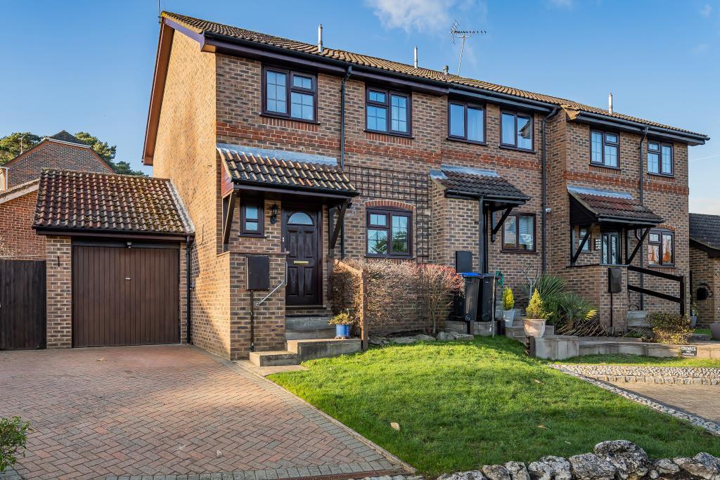 Bagshot, Surrey, GU19 3 bed end of terrace house for sale - £375,000