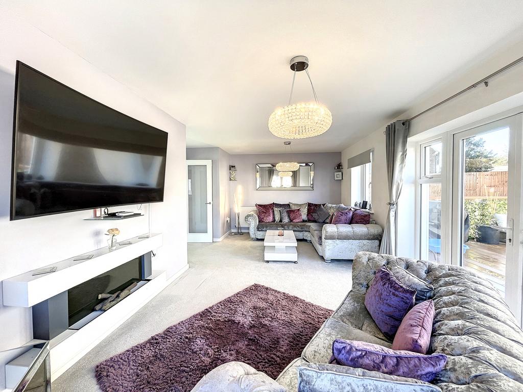 8 Chapman Close, ME6 3 bed link detached house - £465,000