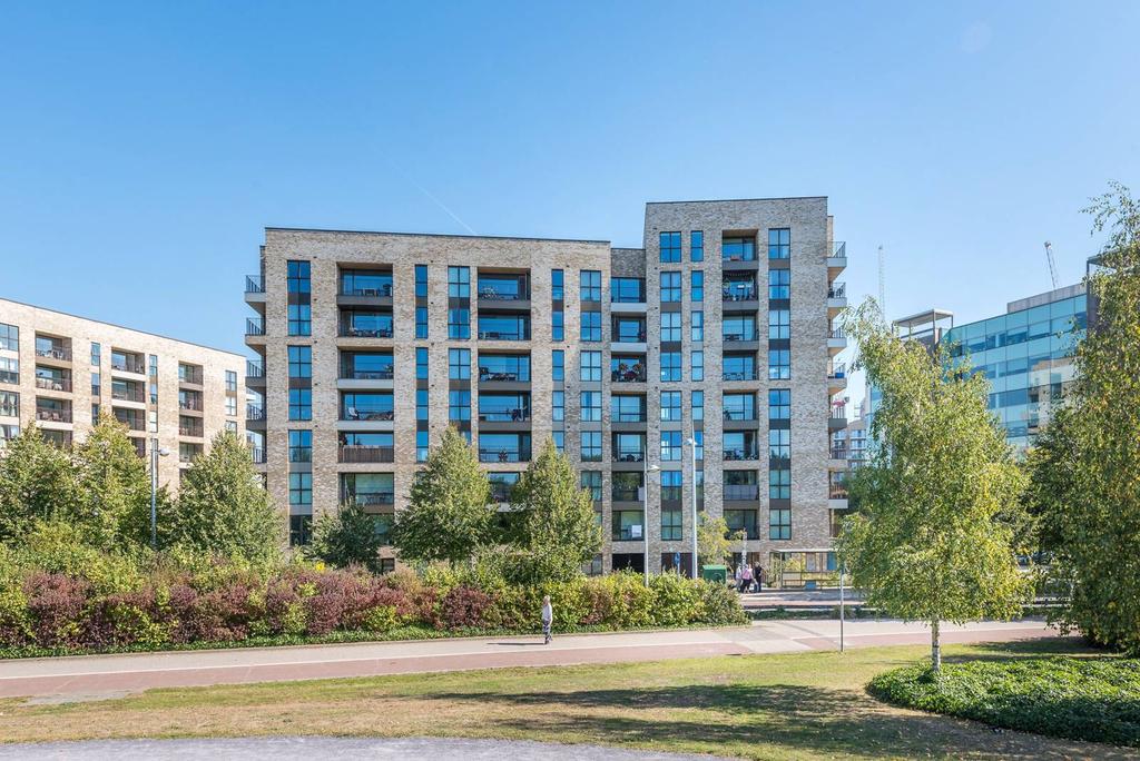 Lakeside Drive, Park Royal, London, NW10 2 bed flat - £2,700 pcm (£623 pw)