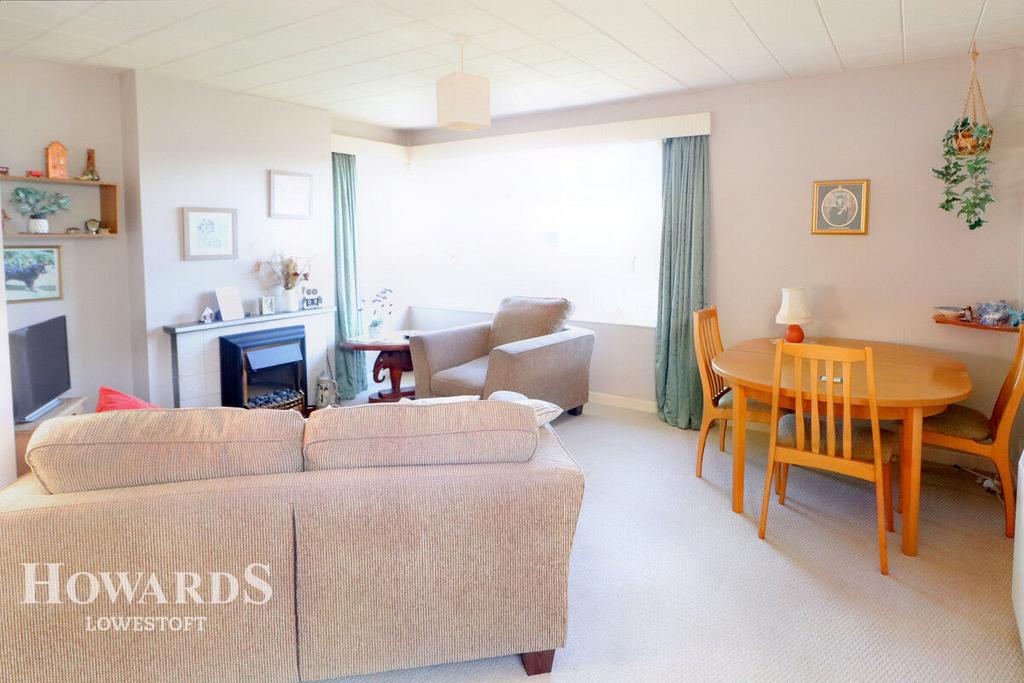 Higher Drive, Lowestoft 3 bed detached bungalow - £250,000