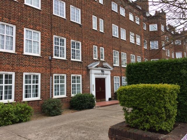 Lebanon Court, Twickenham, TW1 3 bed apartment - £2,600 pcm (£600 pw)