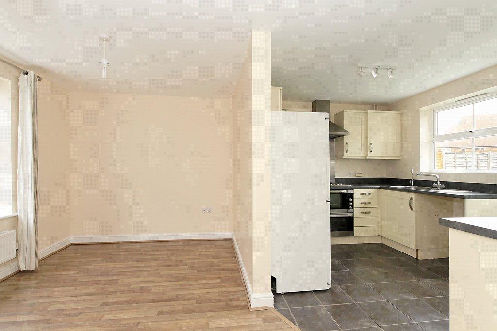 Crocus Drive Sittingbourne Kent Me10 3 Bed End Of Terrace House £