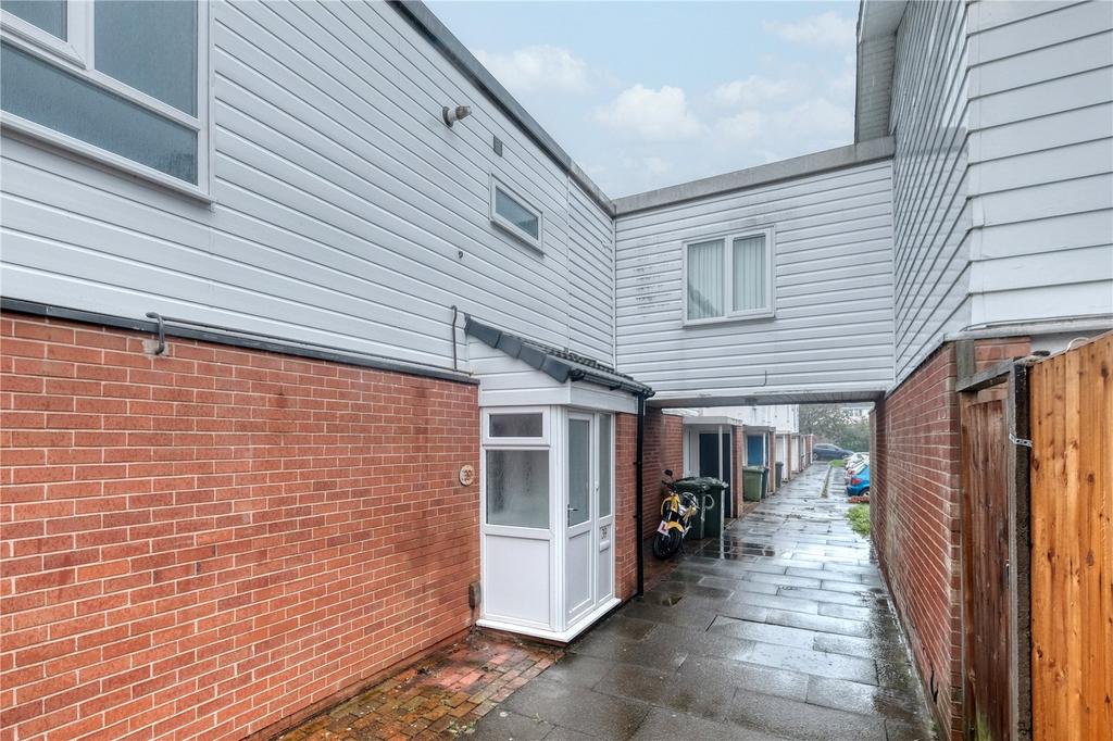 Dormston Close, Redditch... 3 bed terraced house - £1,050 pcm (£242 pw)