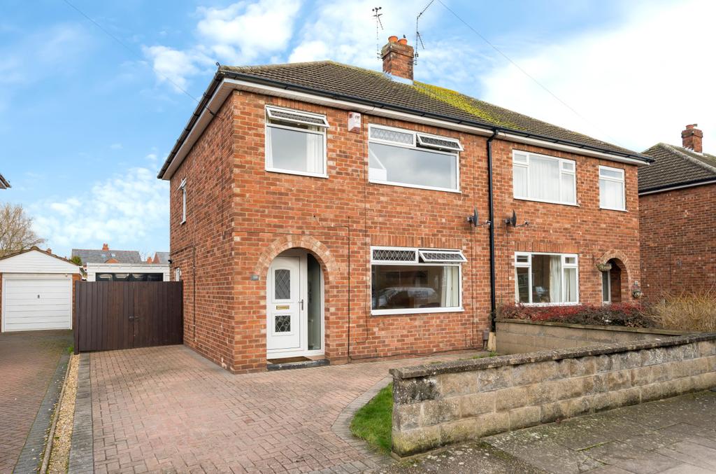 Lansdowne Avenue, Lincoln, LN6 3 bed semi-detached house - £220,000