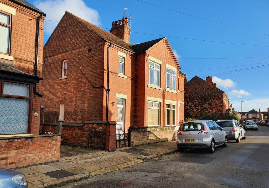 25 Lawson Avenue, Long Eaton... 3 bed semi-detached house - £135,000