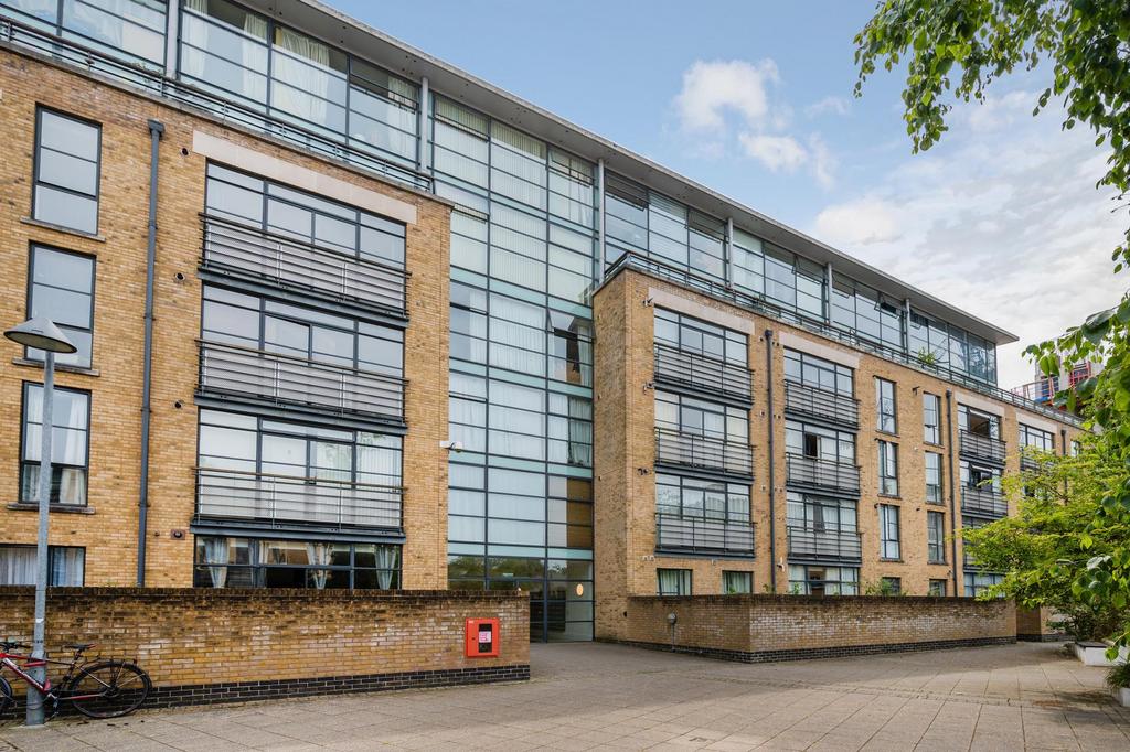 Point Wharf Lane, Brentford TW8 2 bed apartment for sale - £450,000