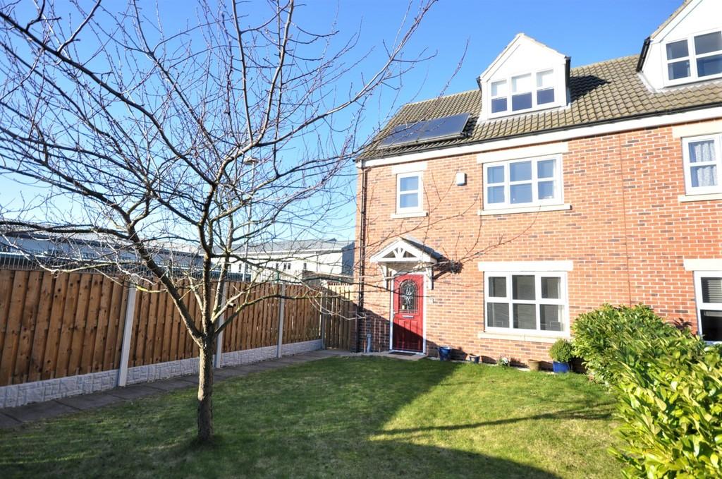 Chace Court, Thorne, Doncaster, DN8 3 bed end of terrace house - £170,000