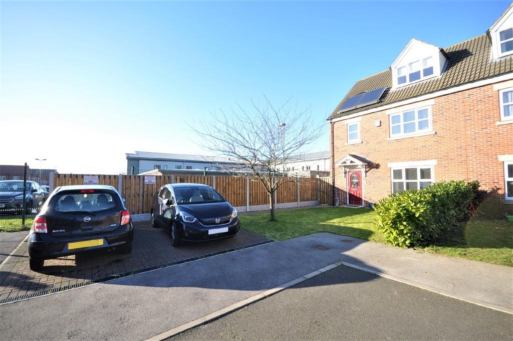 Chace Court, Thorne, Doncaster, DN8 3 bed end of terrace house - £170,000