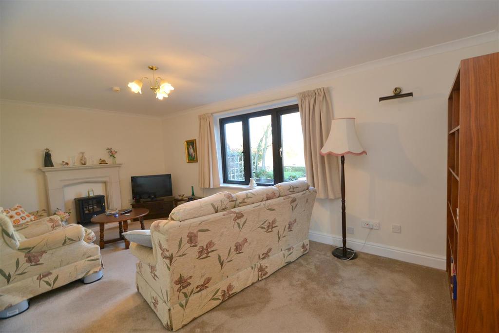 Berrow Court, Gardens Walk, Upton 2 bed retirement property - £235,000