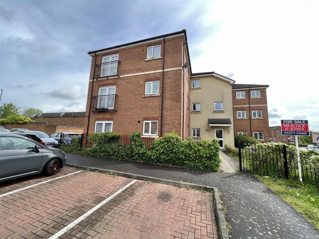 Crosse Courts, Laindon, Basildon 2 bed apartment - £230,000