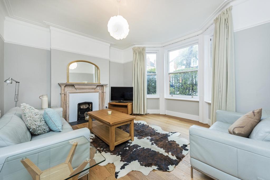 Flanders Mansions, Chiswick W4 3 bed flat - £4,500 pcm (£1,038 pw)