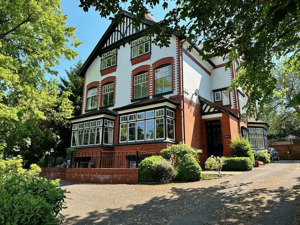Westgate, 10 Fence Avenue, SK10 1LT 2 bed flat for sale - £220,000