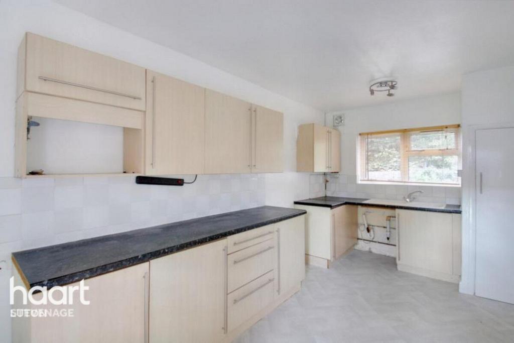 Shephall View, Stevenage 2 bed terraced house - £1,250 pcm (£288 pw)