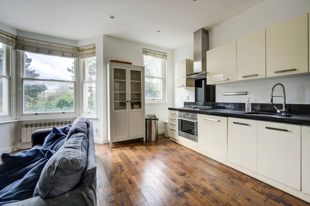 Fulham Palace Road, Bishop's Park... 2 bed flat - £2,384 pcm (£550 pw)